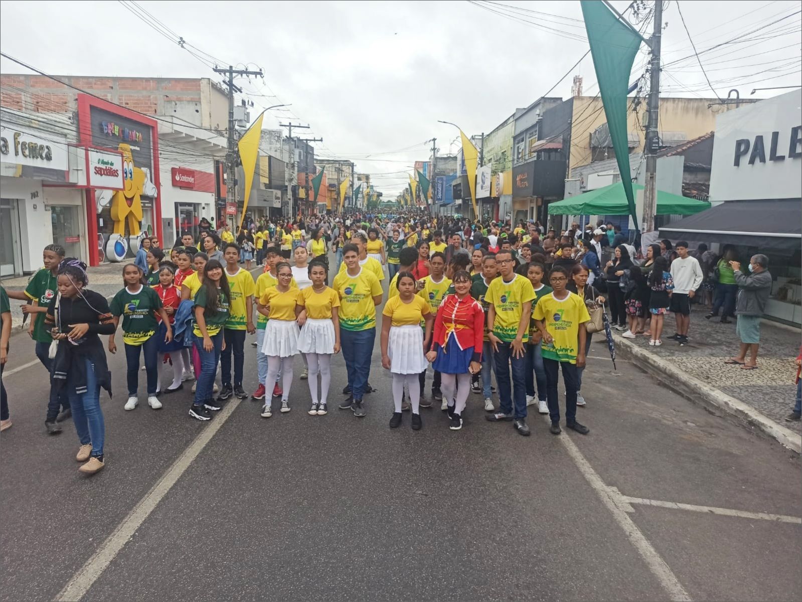 Cerca de 15 mil pessoas estiveram participando do maior e mais bonito ...